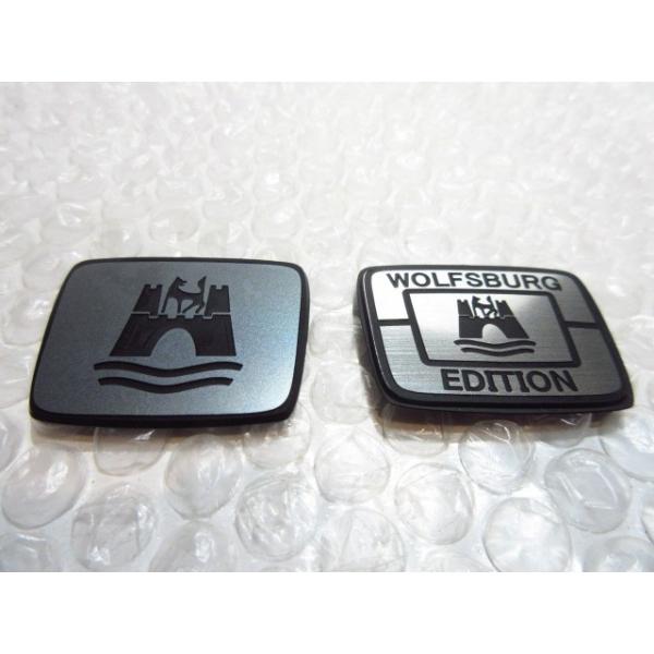 フォルクスワーゲン、ザビートル（THE BEETLE/'12-）のステアリングアンダーバッジです。 こちらは、1.wolfsburg　2.wolfsburg EDITIONの2タイプのエンブレムデザインです。 本体カラーはシルバーで、材質は...
