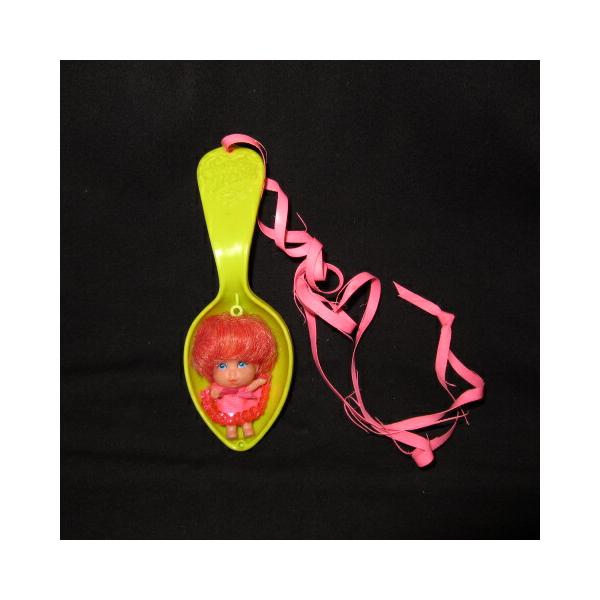 商品説明【メーカー名】MATTEL【サイズ】人形の大きさ約６センチ【商品説明】1978年、マテル社製のリッドルキッドルのスプーンです☆大きさは約１３センチ、人形の大きさ約６センチです。首からさげることができます！カプセルの部分が欠品していま...