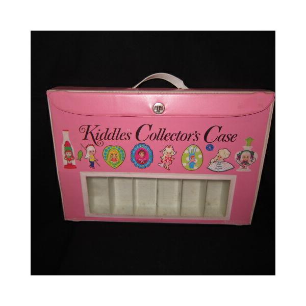商品説明【メーカー名】MATTEL【サイズ】大きさ約３７×２６センチ【商品説明】1967年、マテル社製のリッドルキッドルのコレクションケースです☆大きさは約３７×２６センチ、人形を収納できます！！！【ご注意】※こちらの商品は海外での買いつけ...