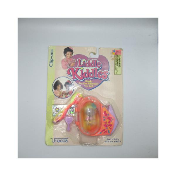 商品説明【メーカー名】GALOOB【サイズ】人形の大きさは約６センチです。【商品説明】９０年代のリッドルキッドルの人形です☆人形の大きさは約６センチです。コンパクトのなかに人形が入っています。クリップで止まります！台紙が大分色あせています。...