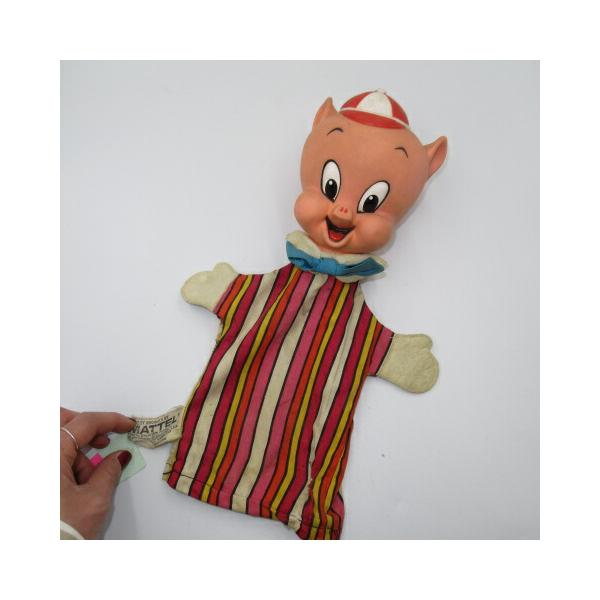商品説明【メーカー名】MATTEL【サイズ】大きさは約３２センチです。【商品説明】MATTEL社製。1964年製のディズニーの三匹のこぶたのパペットです。大きさは約３２センチです！！顔はソフビでできています。シミや汚れなどもありますので、画...