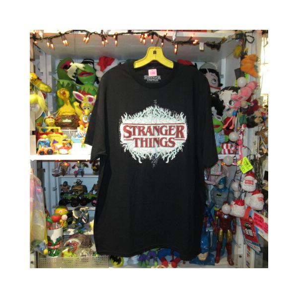 商品説明【メーカー名】【サイズ】XLサイズ【商品説明】ストレンジャーシングスのＴシャツです★サイズはMEN'SのXLサイズです。肩幅約５８センチ、身幅約６０センチ、着丈約７８センチです。３Dメガネをかけてロゴを見ると浮かび上がって見れます！...