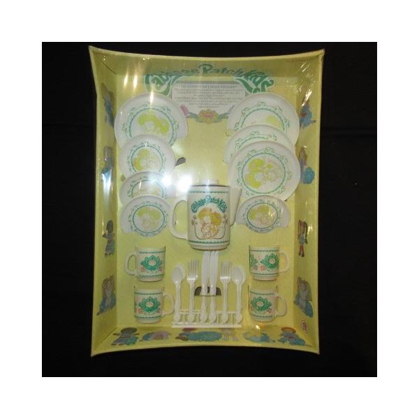 ＜商品説明＞【メーカー名】　【サイズ】箱の大きさ約30x42センチ【商品説明】80年代のキャベツ人形のままごと用の食器SETです。ミニチュアのカップが約4x5センチ。お皿が直径約8センチくらいです。記念劣化により、特にプレートの柄が色あせて...