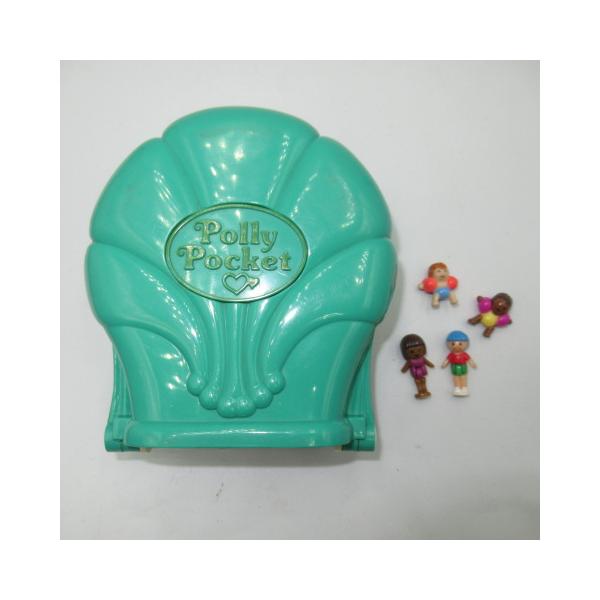 ＜商品説明＞【サイズ】　約８ｘ１１センチ【商品説明】ビンテージのポーリーポケットです！お水を流して遊ぶプールのコンパクトです！お人形は1体オリジナルlのものではありませんが4人付いています★お人形がなくなっているものが多いので人形付きはおス...