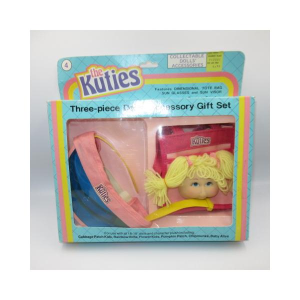 ＜商品説明＞【サイズ】　ボックスの大きさは約２５×１８．５センチ。バッグの大きさは約１０×１１センチ。【商品説明】８０年代のキャベツ人形のブートのバッグとサンバイザーのセットです！レアな当時のブートのグッズです！可愛いです！中古になりますの...