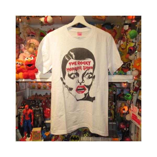 ＜商品説明＞【サイズ】　Lady’s　Mサイズ【商品説明】ロッキーホラーショーのUSED Tシャツです。タグがなくなっていてサイズ表記がありませんが、レディースのMサイズと思われます。肩幅約４１センチ身幅約47センチ、着丈約70センチです。...