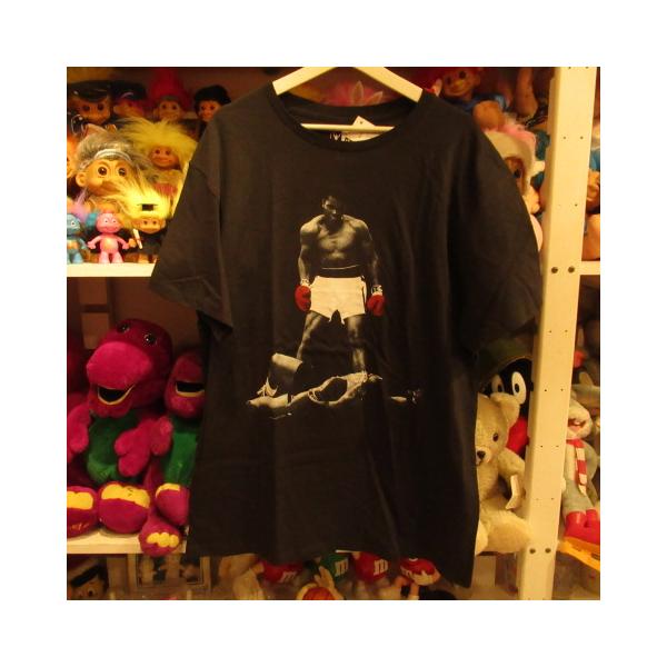 ＜商品説明＞【サイズ】　Men’s★２XLサイズ【商品説明】モハメド・アリのTシャツです！サイズは２XLサイズです。肩幅約５８センチ、身幅約６０センチ、着丈約７８センチです★色はブラック、新品です。※こちらの商品は海外での買いつけ商品になっ...