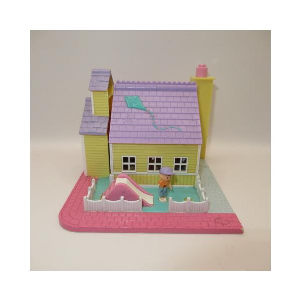 ＜商品説明＞【サイズ】　約11x7x8センチ【商品説明】90年代の可愛いポーリーポケットの学校です！煙突の部分のボタンを押すと3パターンのライトが点きます★電池も交換可能です。お人形は手が1本折れていてありません。画像で確認ください。中古に...