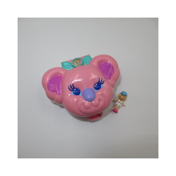 ＜商品説明＞【サイズ】　約８センチ【商品説明】ビンテージのポーリーポケットです！コンパクトを開くと可愛い世界が広がります★コアラのモチーフのものは珍しいです！中古になりますので多少の傷みや汚れがあります。※こちらの商品は海外での買いつけ商品...