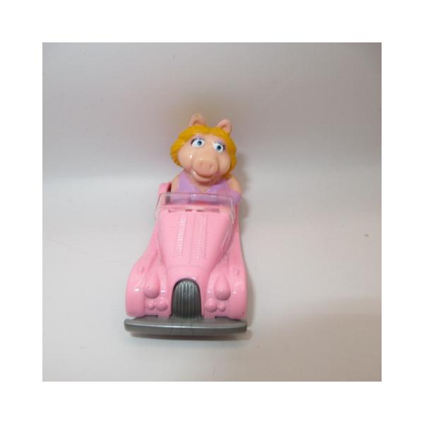 ＜商品説明＞【サイズ】　約７×３×４センチ【商品説明】1983年製のMiss Piggyのミニカーです！なんとも言えない顔が最高に可愛いです。（笑）※こちらの商品は海外での買いつけ商品になっております。ビンテージ商品ですので、汚れ等がある場...