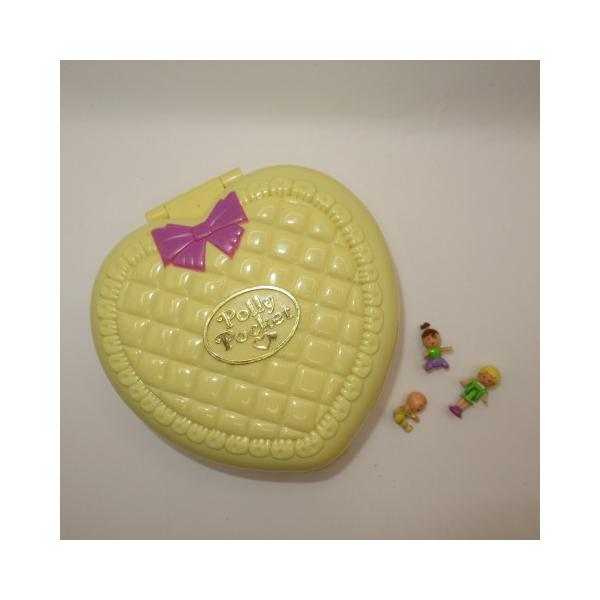 ＜商品説明＞【サイズ】　約１１×１０センチ【商品説明】1994年製のPolly's Playtime Funです！コンパクトを開くと可愛い世界が広がります。お人形はレアな完品です！中古になりますので多少の傷みや汚れがあります。※こちらの商品...