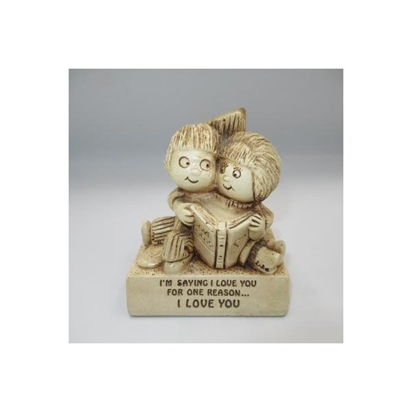 ＜商品説明＞【サイズ】　約１１センチ【商品説明】70年代に出ていたビンテージのメッセージドールです！メッセージに沿って可愛いdollがついていて可愛いです！中古になりますので多少の傷みや汚れがあります。※こちらの商品は海外での買いつけ商品に...