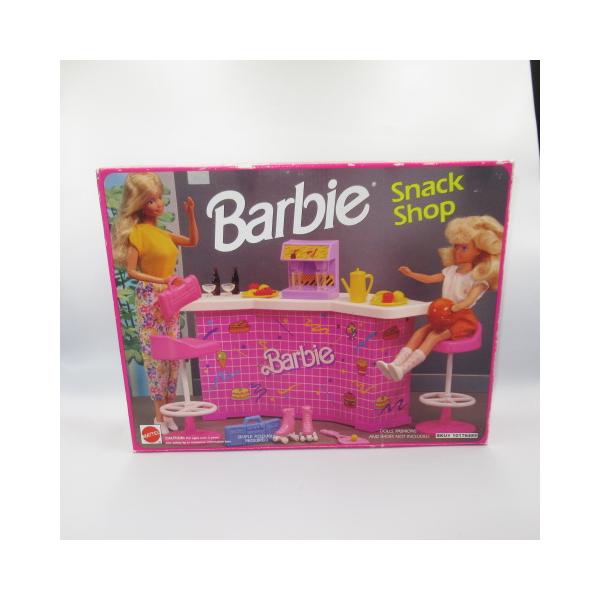 ＜商品説明＞【サイズ】　箱の大きさは約３３×２６×７センチ【商品説明】1992年製のBarbieのSnack Shopのプレイセットです！デッドストックになります。カウント、イス、スナックなどの可愛いセットです！レアです！中古になりますので...