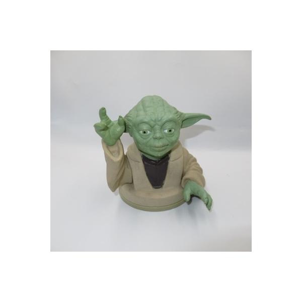 ＜商品説明＞【サイズ】　大きさは約１４×１３センチ【商品説明】ヨーダのソフビです！ドリンクボトルの上の部分になります。ボリュームもあって可愛いです！中古になりますので多少の傷みや汚れがあります。※こちらの商品は海外での買いつけ商品になってお...