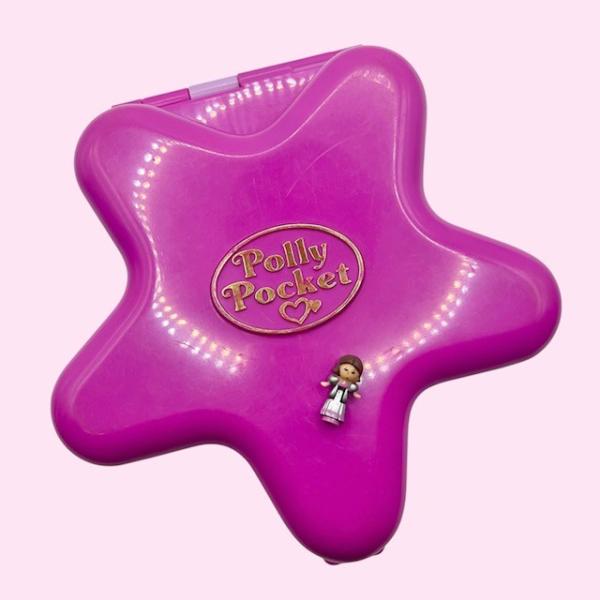 ＜商品説明＞【サイズ】　約１８×１８センチ【商品説明】1993年製のポーリーポケットのFairylight Wonderlandです！コンパクトを開くと可愛い世界が広がります！ライトアップ機能にダメージが無いものは珍しいです！※こちらの商品...