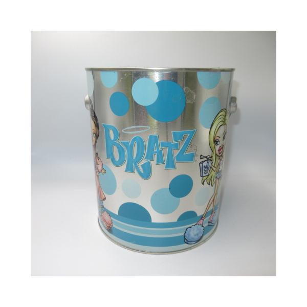 ＜商品説明＞【サイズ】　直径約16センチ、高さ約19センチ【商品説明】ブラッツの可愛いストレージ缶です。蓋付きなのですがダメージがあるので使わなくてもかわいいです！小物入れにも良いかもです★中古になりますので多少の傷みや汚れがあります。※こ...