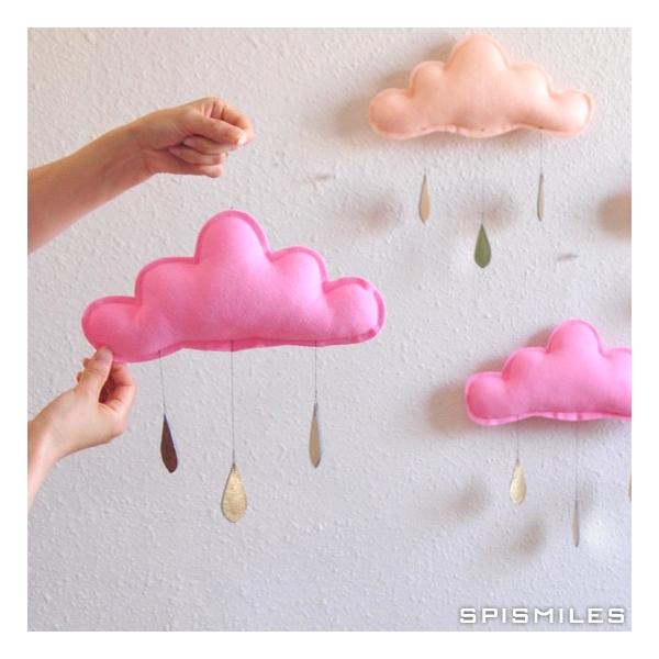 【ブランド名】The Butter Flying（バターフライング）【商品名】雲のモビール・ちょっと大きめライトピンク色の雲（ゴールドの雫）【製造】カナダ【素材】本体：100% フェルト/The cloud is stuffed with ...