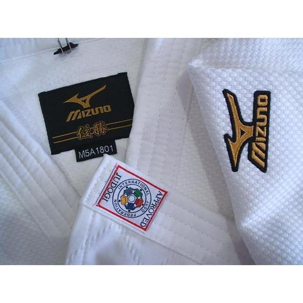 ミズノ柔道着 上着のみで帯はつきません。価格に加工代は含まれておりません。全柔連・IJF規格基準モデルネームシシュー画像は仕上がりのイメージとして掲載しています。ご購入頂く柔道着と異なる場合もございますので予めご了承ください。柔道着は全柔連...