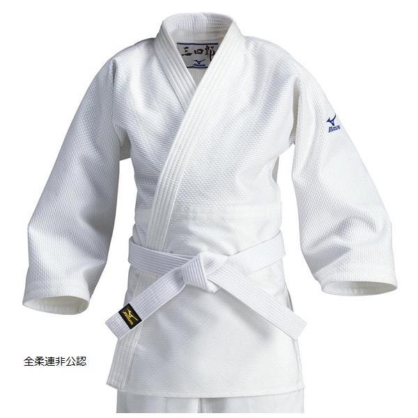 ミズノ柔道着、上着のみで帯は付きません。全柔連非公認価格に加工代は含まれておりません。ネームシシュー画像は仕上がりのイメージとして掲載しています。ご購入頂く柔道着と異なる場合もございますので予めご了承ください。柔道着は全柔連の公認、非公認、...