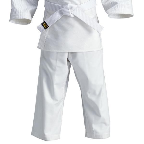 ミズノ柔道着 三四郎、ズボンのみで帯は付きません。価格に加工代は含まれておりません。全日本柔道連盟の公認ではありません。ネームシシュー画像は仕上がりのイメージとして掲載しています。ご購入頂く柔道着と異なる場合もございますので予めご了承くださ...