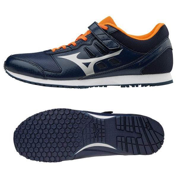 消防操法の機敏な動きにも瞬時に対応できる数々の機能性を備えた専用シューズ。カラー  03：ネイビー×シルバー×オレンジ甲材／合成繊維、人工皮革底材／ゴム底質量　約220g(26.0cm片方)消防操法用インソール　取り外し可シューズ幅　3E相...