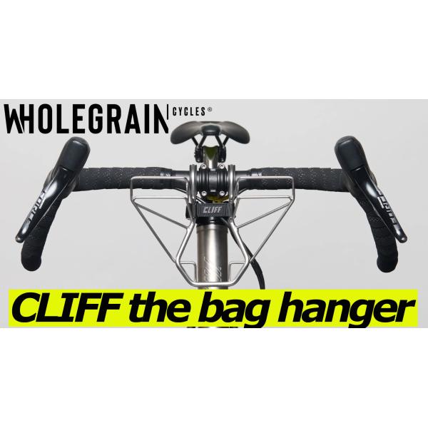 多くの2本ストラップ固定タイプのハンドルバーバッグをハンドル前方に取り付けるためのバッグサポーター。<br>ケーブルやヘッドチューブとの干渉を防ぎ、フロントタイヤとのクリアランスもより安定して確保。<br>CARRI...