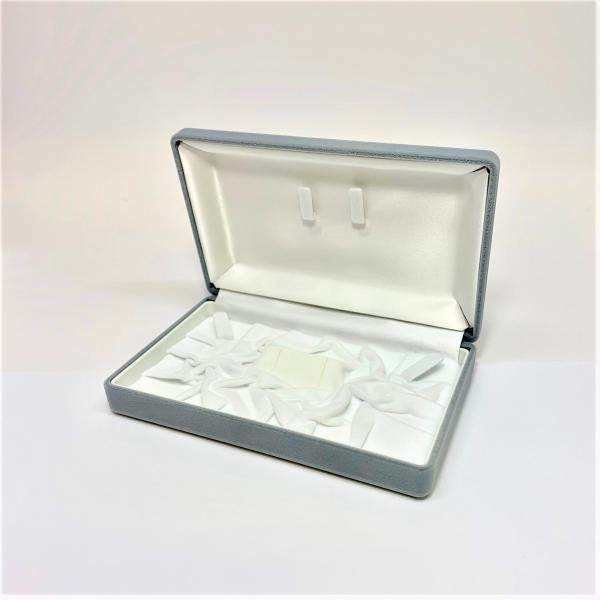 ベロア調の横長のジュエリーケースです。大珠真珠９ｍｍなども収納していただけます。本製品サイズ：約１７.４×１０.８×３.８（ｃｍ）白の外箱サイズ：横１８×１１.７×４.７（ｃｍ）