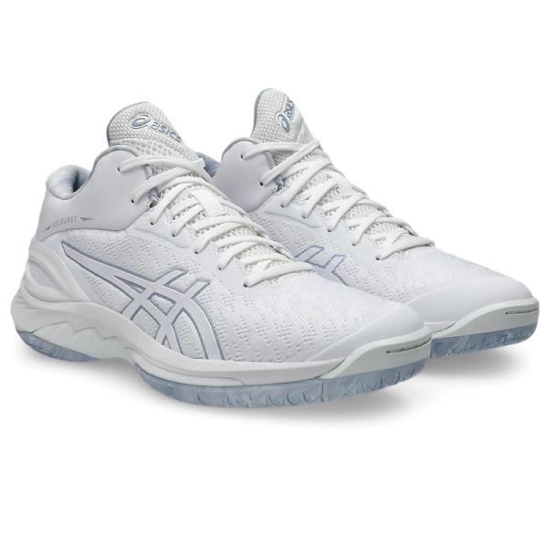 中足部から前方向に伸びるトラスティックが、ダッシュ時に反発性を発揮し、プレーヤーの加速をサポート。かかと部には樹脂製のヒールカウンターを配置。ホールド性を高め、スピードにのったプレー中のかかと部のブレを抑制。前モデルよりもやわらかな履き心地...