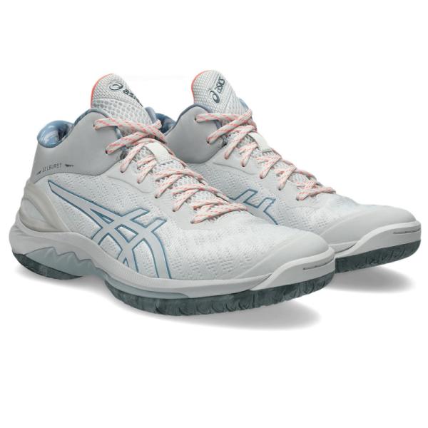 中足部から前方向に伸びるトラスティックが、ダッシュ時に反発性を発揮し、プレーヤーの加速をサポート。かかと部には樹脂製のヒールカウンターを配置。ホールド性を高め、スピードにのったプレー中のかかと部のブレを抑制。前モデルよりもやわらかな履き心地...