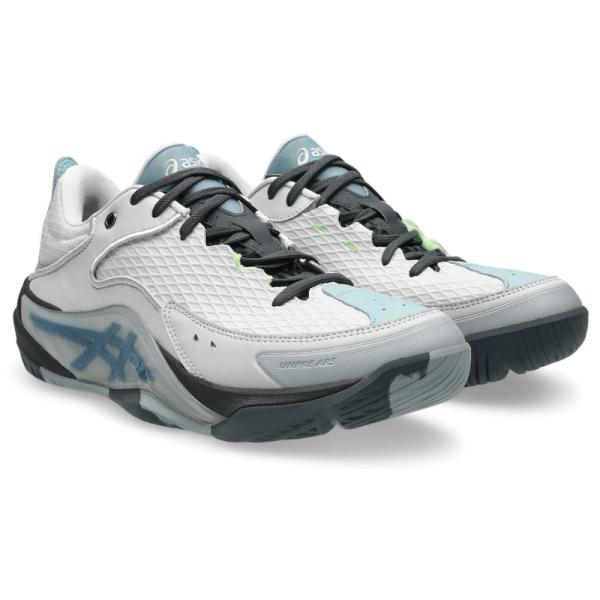 激しいサイドステップと素早い切り返しを持ち味にするプレーヤーのためのスタビリティモデルTPU素材のサイドウォールとアッパー内部のサイドパネルが横方向の激しい動きをサポート。さらにアウターソールのX字型の屈曲溝がさまざまな方向への蹴り出しをス...