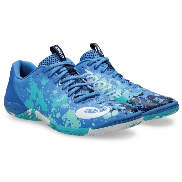 アッパーにはやわらかいマイクロファイバー人工皮革を採用することで、耐久性とフィット性を両立。Uスロートを外側に向けることにより、インサイドのタッチポイントを増やすとともに、快適なフィット性を提供。人の指紋をイメージしたアウターソール意匠。優...