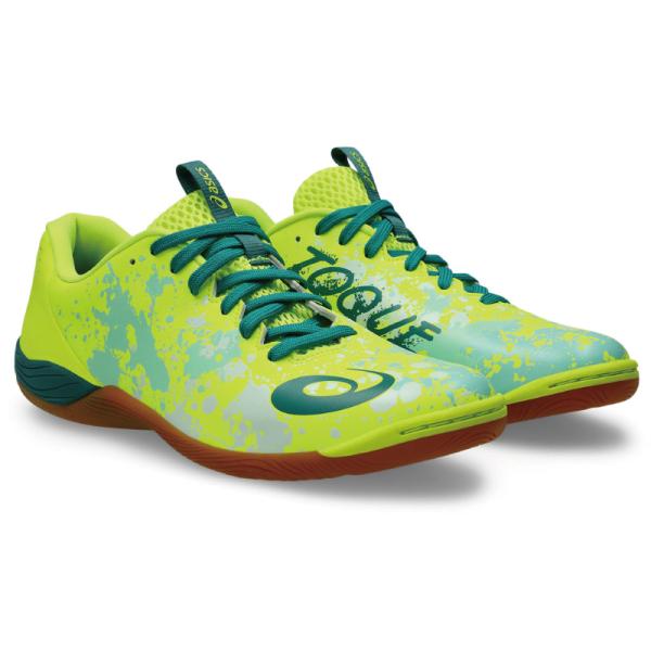 アッパーにはやわらかいマイクロファイバー人工皮革を採用することで、耐久性とフィット性を両立。Uスロートを外側に向けることにより、インサイドのタッチポイントを増やすとともに、快適なフィット性を提供。人の指紋をイメージしたアウターソール意匠。優...