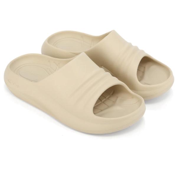 ライフスタイルに溶け込むリカバリーサンダルアキレス腱を柔らかく包み込むバンドで姿勢矯正効果を発揮し、理想的なアーチを提供。足底筋膜の緊張を緩和し、足を解放。スポーツ後のリカバリーや移動用としてはもちろん、ライフスタイルに溶け込むデザインで、...