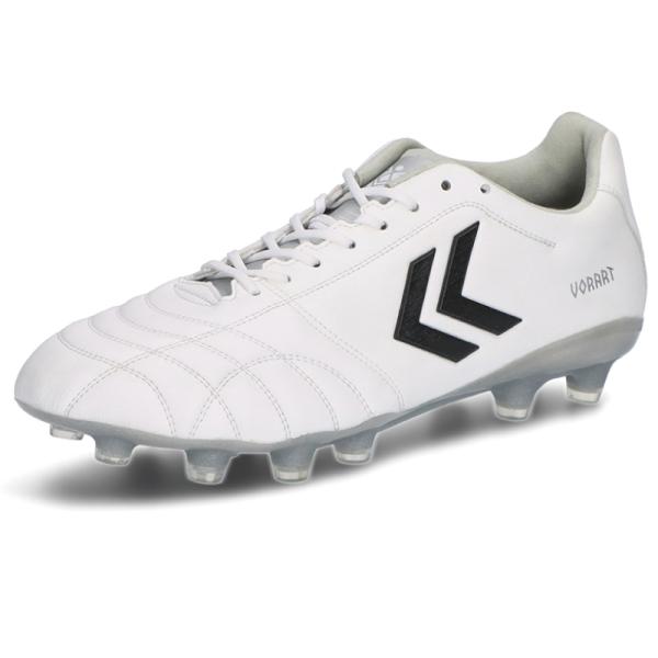 アッパーにしなやかな人工皮革「ナノフィットスキン」を採用することで優れたフィッティングを実現。アウトソールは軽量性・反発性に優れたナイロン樹脂をベースに、スタッド部分へ耐摩耗性に優れたウレタン樹脂を採用。変形丸型スタッドがグリップ性を向上。...