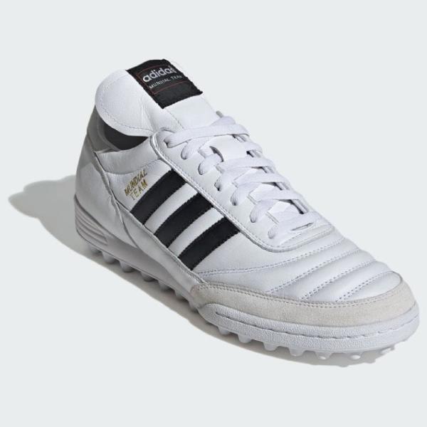 人工芝に適した、クラシックなレザーサッカーシューズ。優れたフィット感とボールタッチをもたらすレザーシューズ。過去20年に渡り、様々なレベルのサッカー選手たちに支持されてきた、スプリットスエードのレザーアッパーを備えた一足。人工芝でのプレイに...