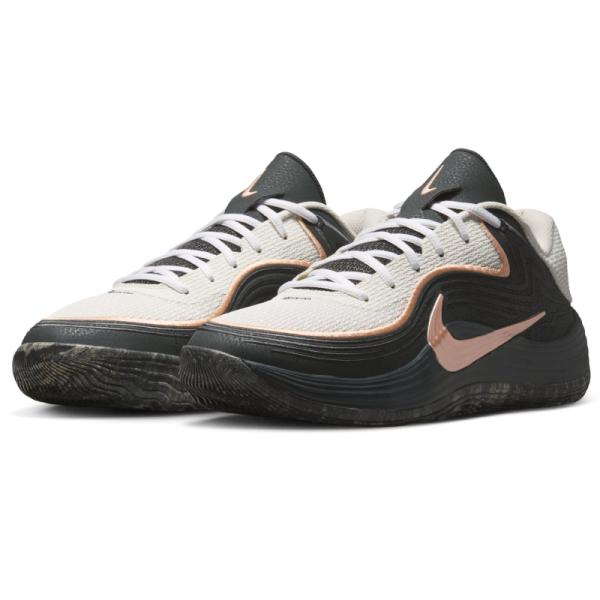 Nike プレシジョン 8 Lowは、ゴール近くでも遠くからでも、思いどおりに得点できるようサポート。確かな接地感、快適な履き心地、コート上でのトラクションを兼ね備えたこのローカットデザインは、指名された時に即座にインパクトのあるプレーを繰...
