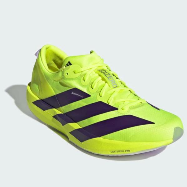 フルレングスのLightstrike Proミッドソールを搭載した、速さを重視した軽量シューズ。トレーニングランにも、レース当日の走りにも対応できる。ミッドソールに埋め込んだ小さな剛性エレメントが、着地から蹴り出しまでの素早い重心移動をサポ...