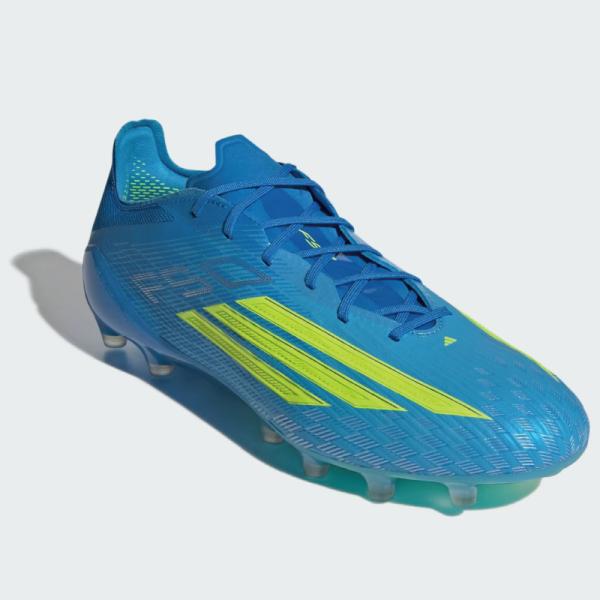 キックの精度とプレーのキレを引き出す、革新的なサッカースパイク。スピードに乗って試合を動かしたいプレーヤーの足元を支える、F50 ELITE AG / 人工芝用 サッカースパイク。軽量なつくりと足に吸い付くようなフィット感、そして先進的なス...