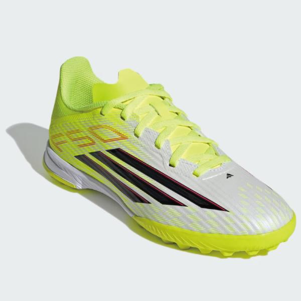 エンジニアリングメッシュと緻密に計算された3Dラインを備えたファイバースキンのアッパーで作られており、タックルやドリブル時も確かなボールタッチをサポート。合成素材のフローティングシュータンが、パンチング加工によって通気性を向上。激しいプレー...