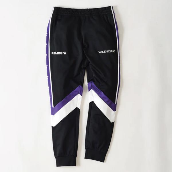 1990年代KELMEのアイコニックなサッカーウェアにインスピレーションを得たデザイン。レトロなデザインと最新の心地よいストレッチ素材が融合したGALAシリーズトラックパンツ。■素材：ポリエステル■サイズ：（あくまで目安となります。）身長 ...