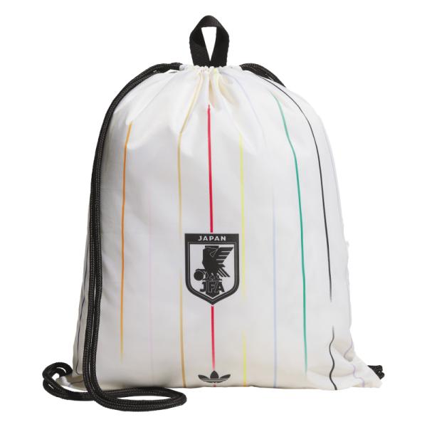 スポーツのさまざまなシーンで活躍してくれる、サッカー日本代表 アウェイ ジムバッグ。プレーンウィーブ構造で仕立てたタフな生地が、スマートな印象と優れた耐久性を両立。ドローコードクロージャーで必需品を素早く出し入れしやすく、サイドのジップポケ...