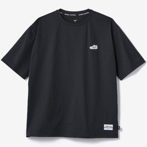 限定カラーのワッペンを左胸に加工した限定Tシャツ。裾にはシュータンネーム、背面にはブランドメッセージをプリント。コットンライクな質感と、ストレッチ性に優れた柔らかい肌触りが特徴の生地を採用。■素材：ポリエステル55%、複合繊維45%◆お客様...