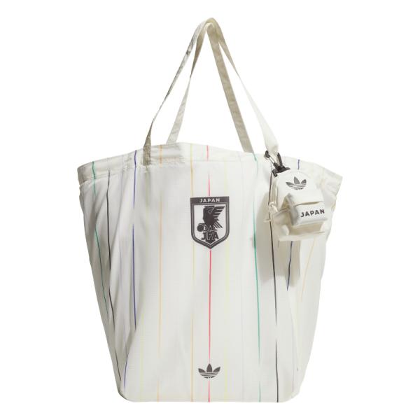 サッカーの世界では、受け継がれるヘリテージと革新性は常に隣り合わせ。このパッカブルバッグは、サッカー日本代表のアウェイジャージーから着想を得たデザインで、ゲームのスピリットを表現している。プレーンウィーブ生地を採用したバッグは、軽くて丈夫な...