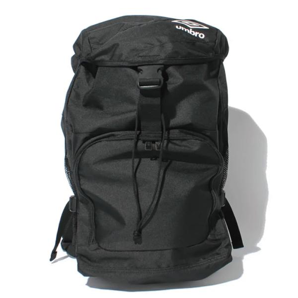 大容量バックパック。かぶせ式仕様の天井の中は巾着式になっている。側面にも本体にアクセスできるファスナーを配置し、中身を簡単に取り出せる仕様。■素材：ポリエステル■容量：50L■機能：消臭■寸法：F : 縦：48、 横：32.5、マチ：17、...