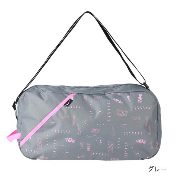 ボストンタイプのスイミングバッグ。正面にあるビッグポケットが特徴。ショルダーストラップはバックル付きで長さ調整が可能。名前が記入できるネームタグ付き。通気性をよくするための水抜き穴あり。■メーカー：NIKE ナイキ■品名：NIKE SWIM...