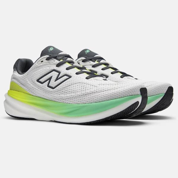 ソフトなライド感に定評のある「1080」がV15にアップデート。ミッドソールには、クッション性はそのままに、反発性と機能の持続性に優れた新テクノロジー「INFINION」を搭載。毎日履くなかでもへたりにくい、ソフトな乗り心地とバウンス感を提...