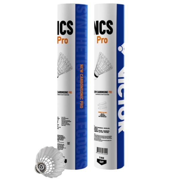 新世代の合成バドミントンシャトルコック、革新的技術でさらなる進化を。スマッシュ時に独自の響きを生む、カーボンファイバー技術。こだわりの設計で、最高レベルのパフォーマンスを実現。■メーカー：VICTOR ビクター■品名：カーボン シャトル プ...