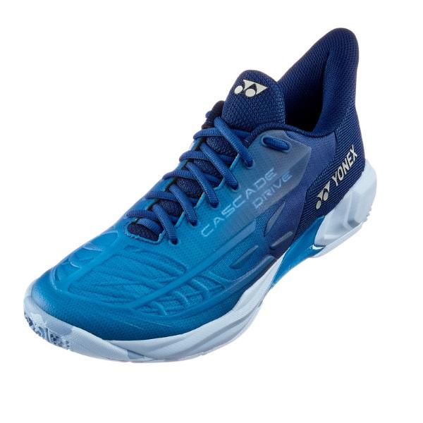 俊敏なフットワークを支えるフィット感とホールド性。スタイリッシュなデザインのオールラウンドモデル。■メーカー：YONEX ヨネックス■品名：パワークッションカスケードドライブ■品番：SHBCD2■カラー：525（クリアーブルー）■サイズ：2...