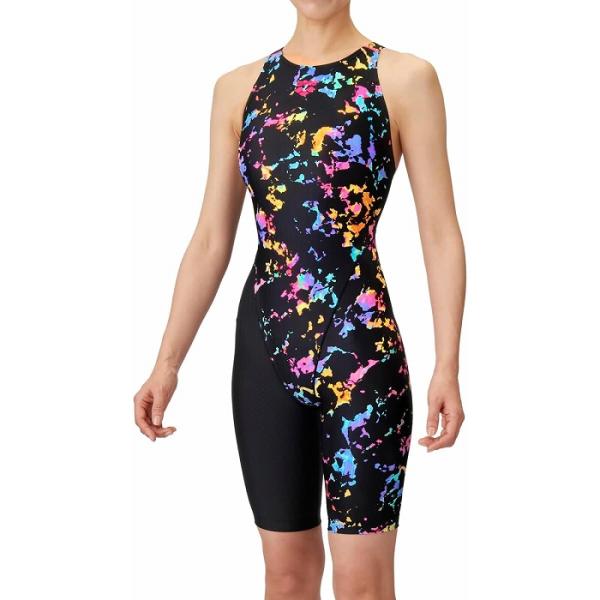 初級スイマーへ向けたAQUA RACINGシリーズ。伸びのあるフィット感を実現した素材AQUASTRIPE-Dです。安心感のある地厚な生地で塩素に強く長持ちし、はっ水加工でシャープな水切れが特徴です。レースに出場するスイマーにお勧めです。着...