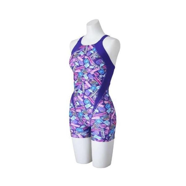 エクサースーツ 塩素に強い長持ち水着。POPなフォントステッカーを集めた総柄デザイン。中当て裏地仕様。塩素耐久とやさしい肌触りが特徴のU-Fit素材耐塩素・長持ち。※公式大会では使用できません。■素材複合繊維（ポリエステル／ポリエステル）5...